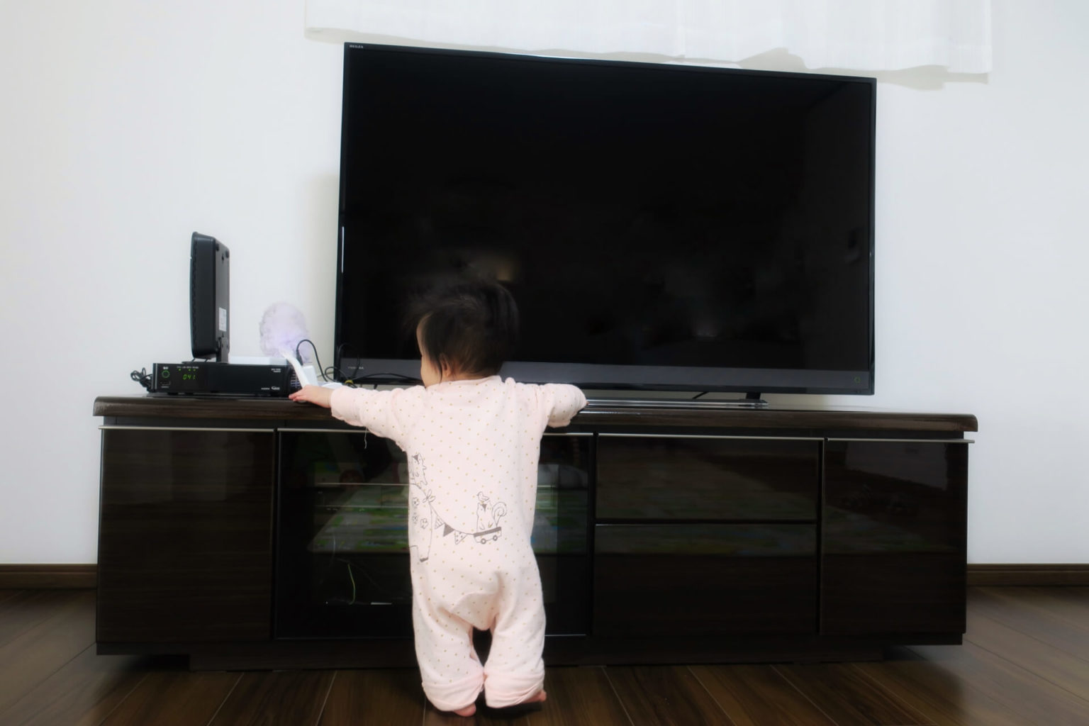 【種類別おすすめ10選】テレビガードは子供がいる家庭のマストアイテム！種類や選び方を解説 | 子育てライフ